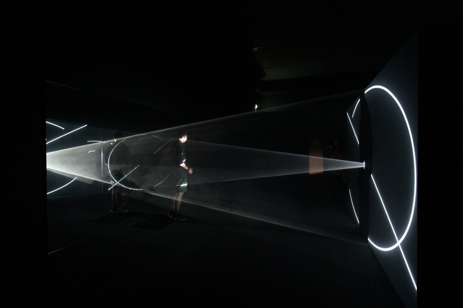 REVIEW | Anthony McCall: Solid Light – Tate Modern – Nigel Ip